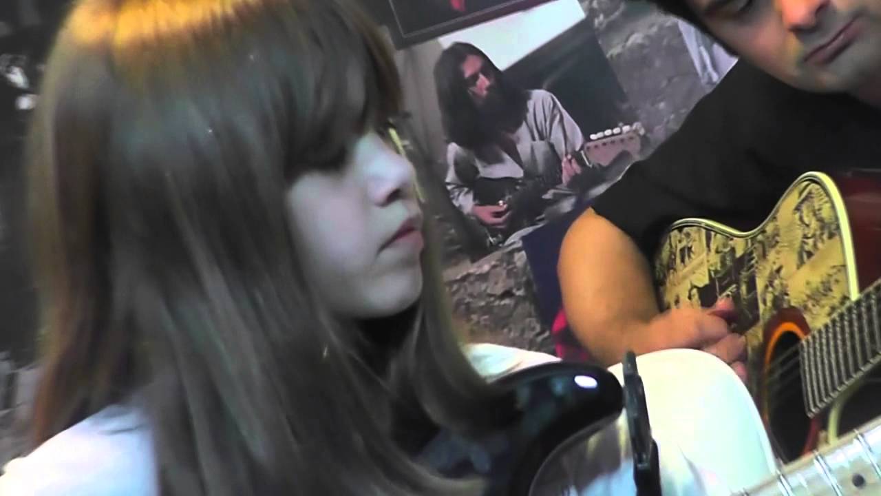 Lorena Braco (9 anos) Guitarra -- "California Sun" Danny Marks ...