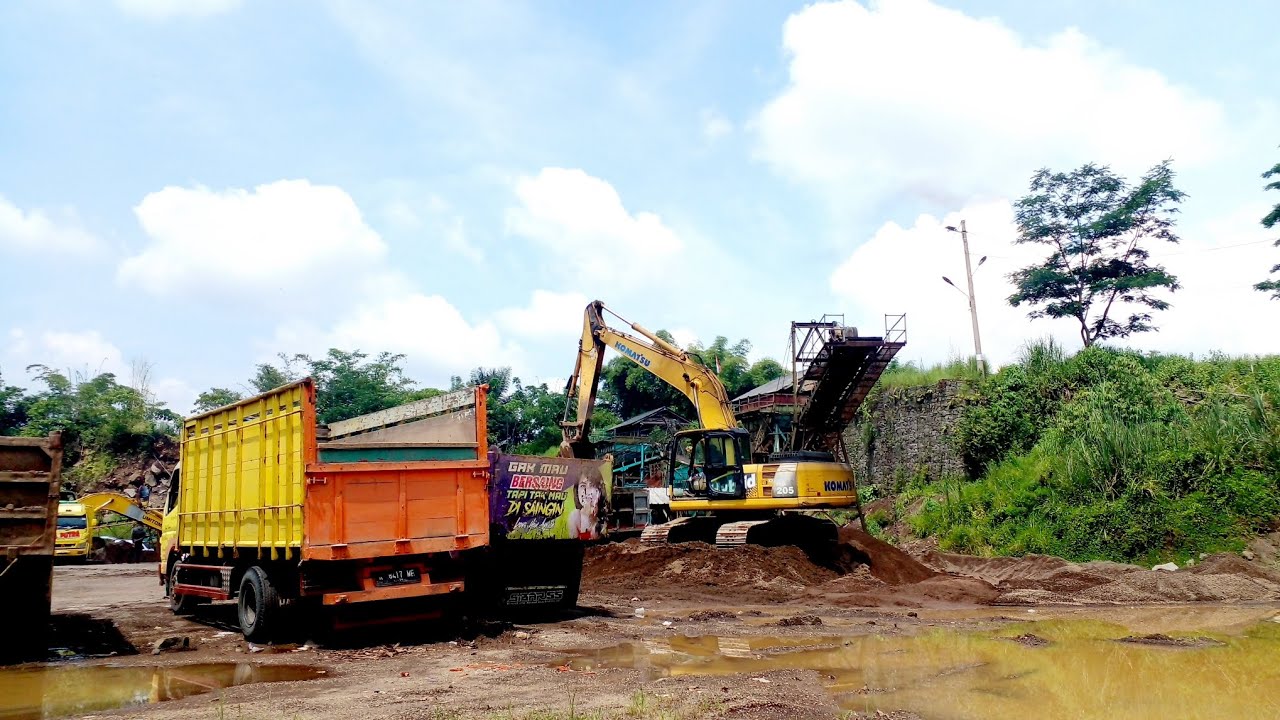Beko besar naikin pasir ke damtruk #bekobesar #beko #excavator #damtruk ...