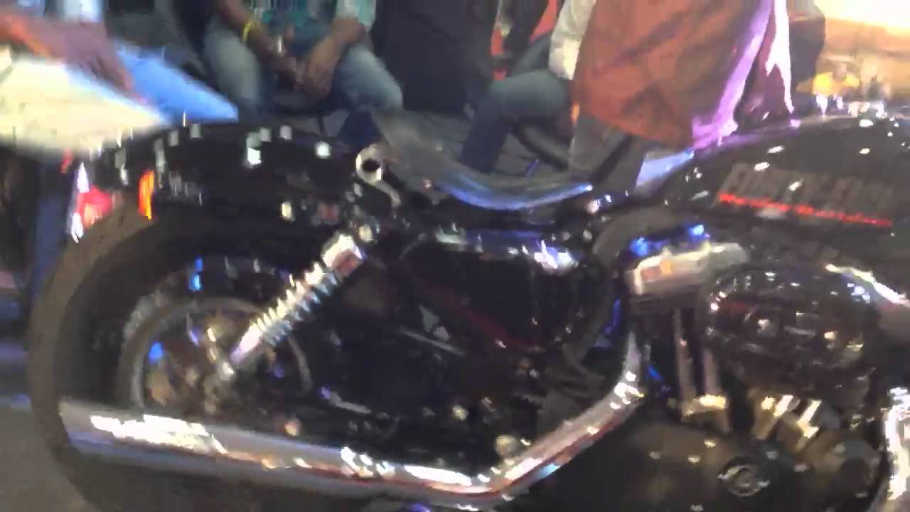 Harley davidson revving - YouTube