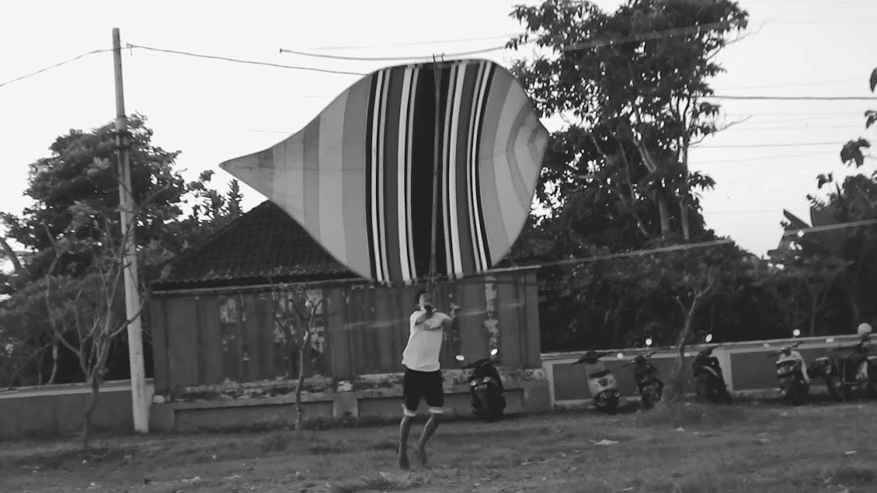 LAYANGAN PECUKAN 4 METER! - YouTube