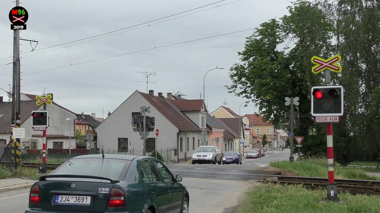 Železniční přejezd Jindřichův Hradec - 16.6.2019 / Czech railroad ...