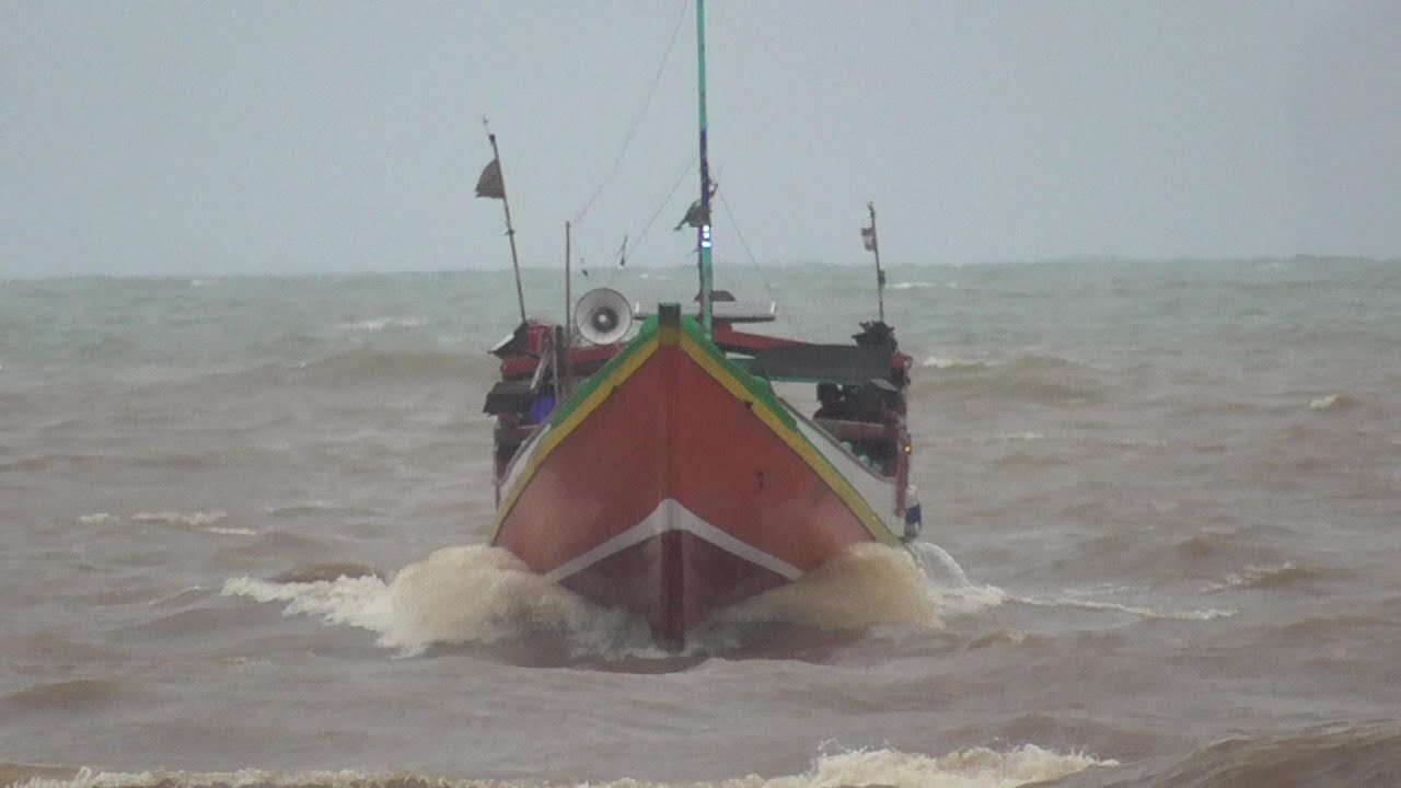 DETIK-DETIK KETIKA GELOMBANG HANTAM NELAYAN PANTAI PESISIR PUGER ...