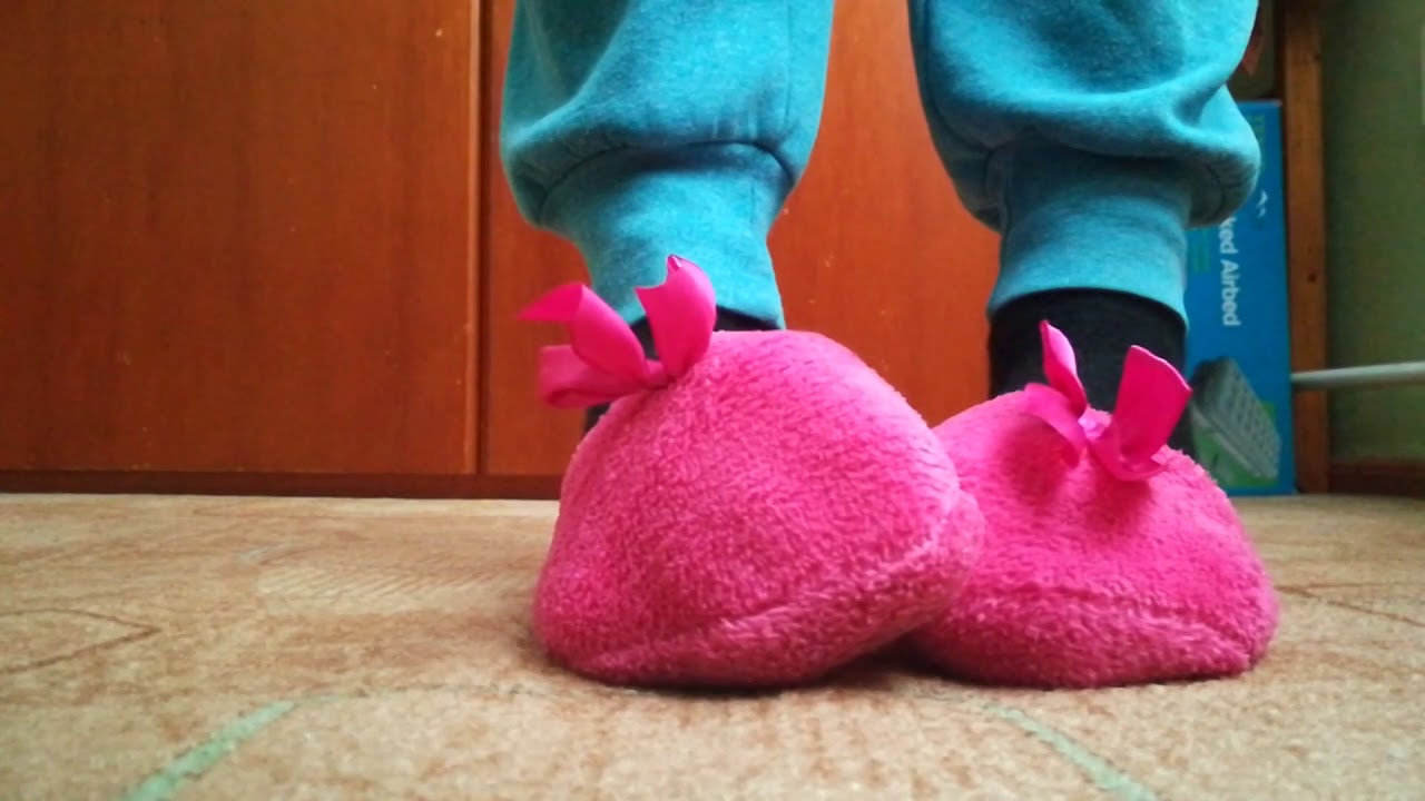 PINK BALLERINA SLIPPERS TOE WIGGLE - YouTube