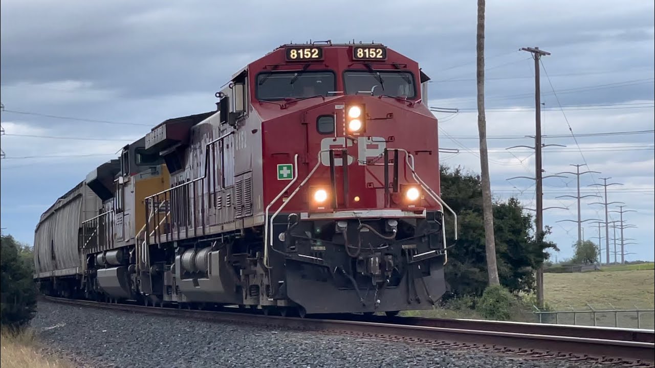 CP 8152 AC44CWM & UP SD70ACE w/ Rear DPU Leads Loaded Grain - YouTube