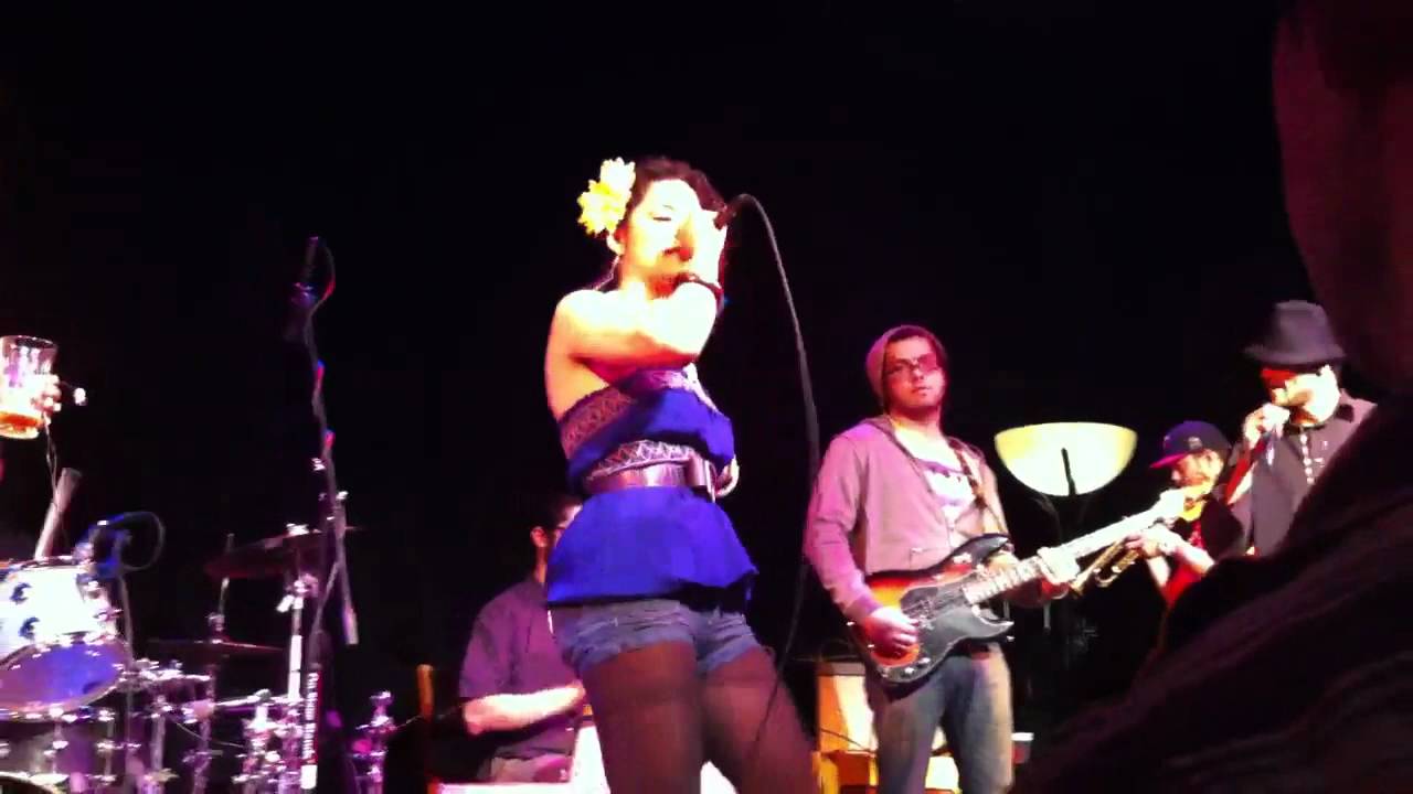 Maria Isa y Backup Plomo at the Bomba Estrerio Concert - YouTube