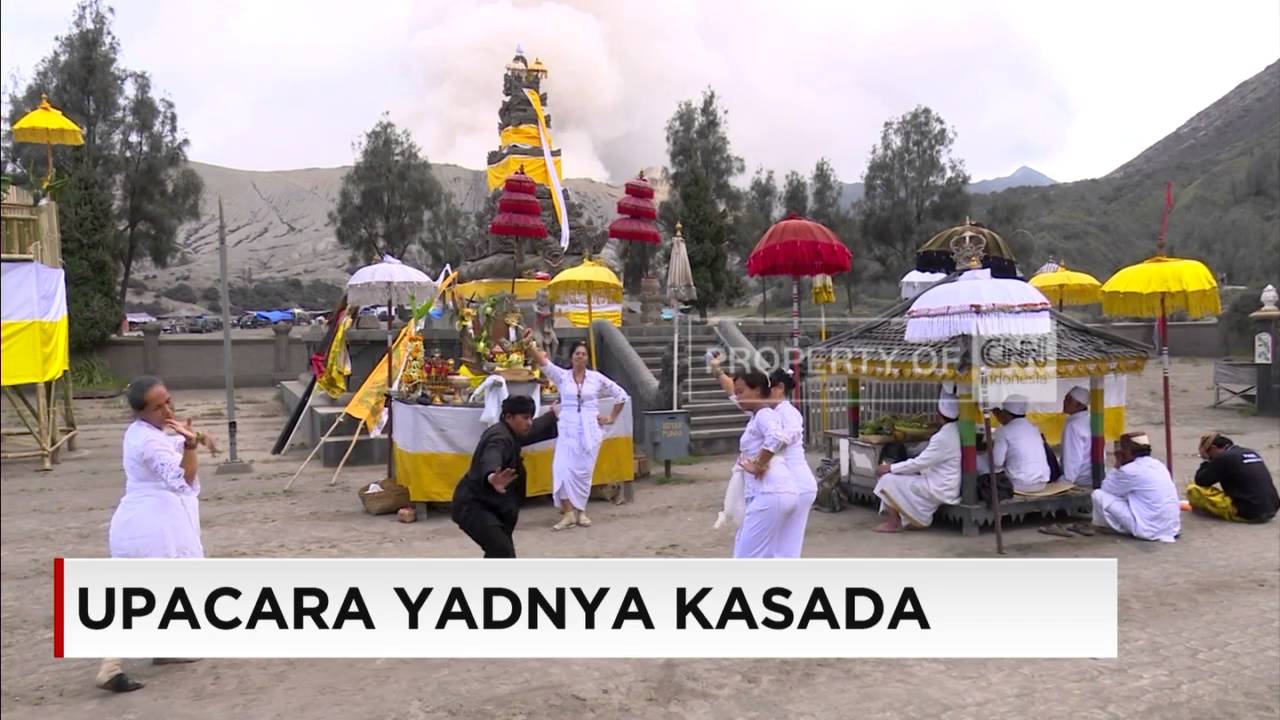 Warga Tengger Bersiap Gelar Ritual Yadnya Kasada - YouTube