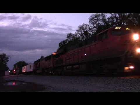 H2 MAC! BNSF #7571 with awesome crew leads NS 219 through Somerset, KY - YouTube
