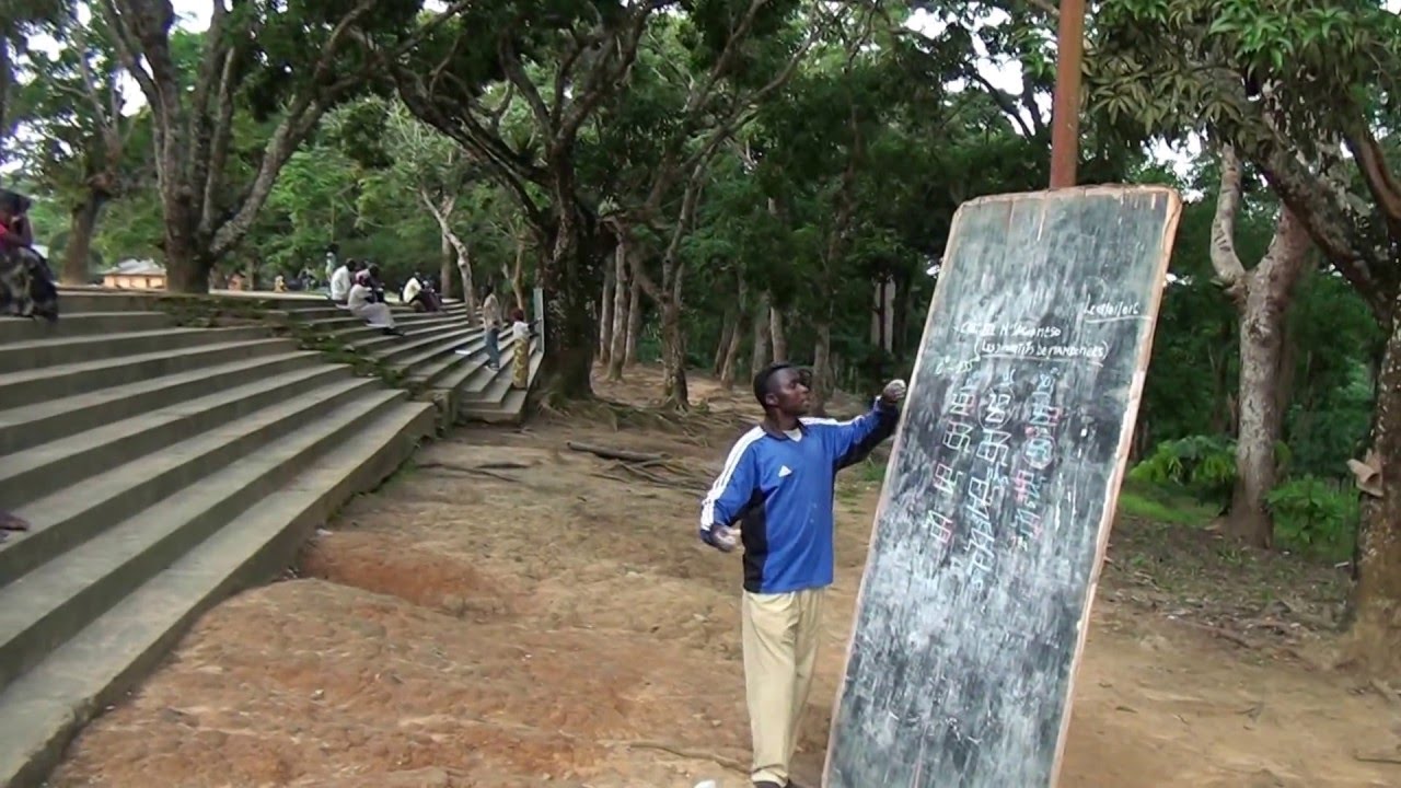 Ecriture Mandombe en plein air à Nkamba...le 8 janvier 2016 - YouTube