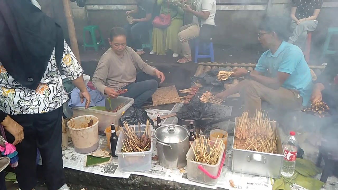 SATE JANDO GEDUNG SATE, PALING LARIS DI BANDUNG - YouTube