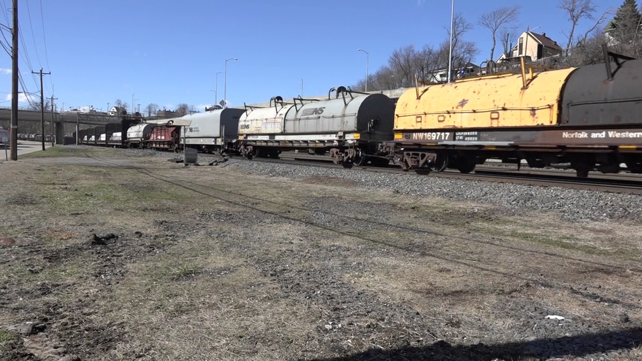 Norfolk Southern #2527 & CSX 3245 @ Rochester, PA with inbound mixed ...