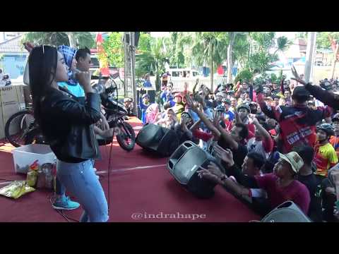 Goyangan penyanyinya bikin ngilu ..