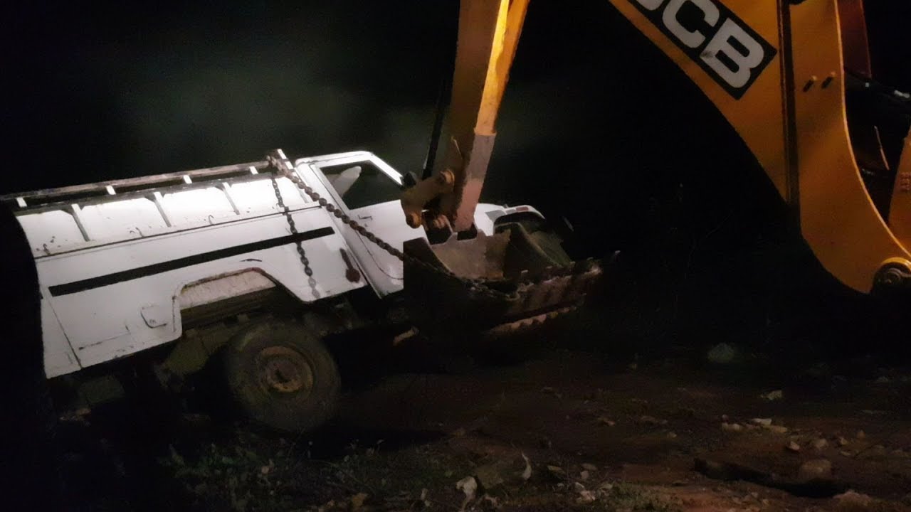 pickup truck accident recovery jcb 3dx super - YouTube