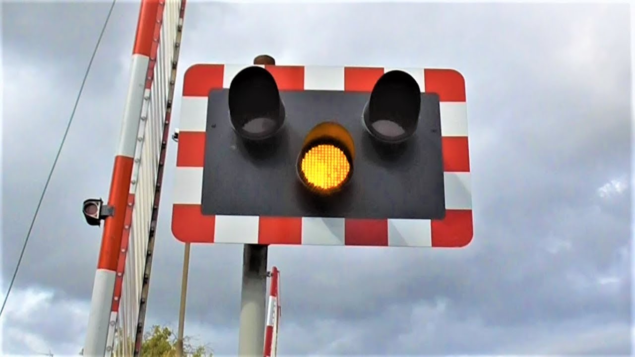 Whyke Road Level Crossing, Chichester, West Sussex - YouTube