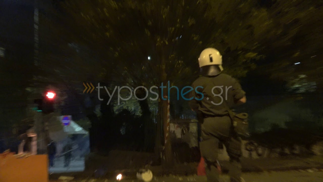 Αστυνομικός κοροϊδεύει κουκουλοφόρους κάνοντας την κότα στη Θεσσαλονίκη ...