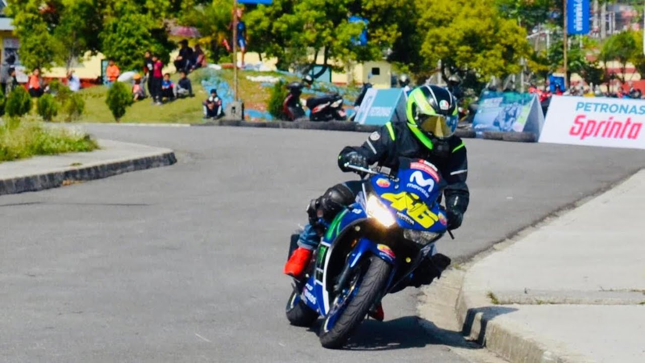 Yamaha R3 vs R15 V4 😱Fishtail Racing Track - YouTube