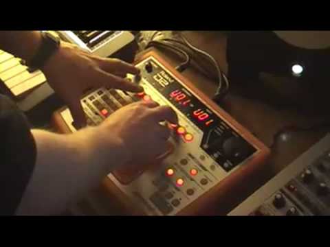 Roland D2 Groovebox - Minimal Acid ? - YouTube