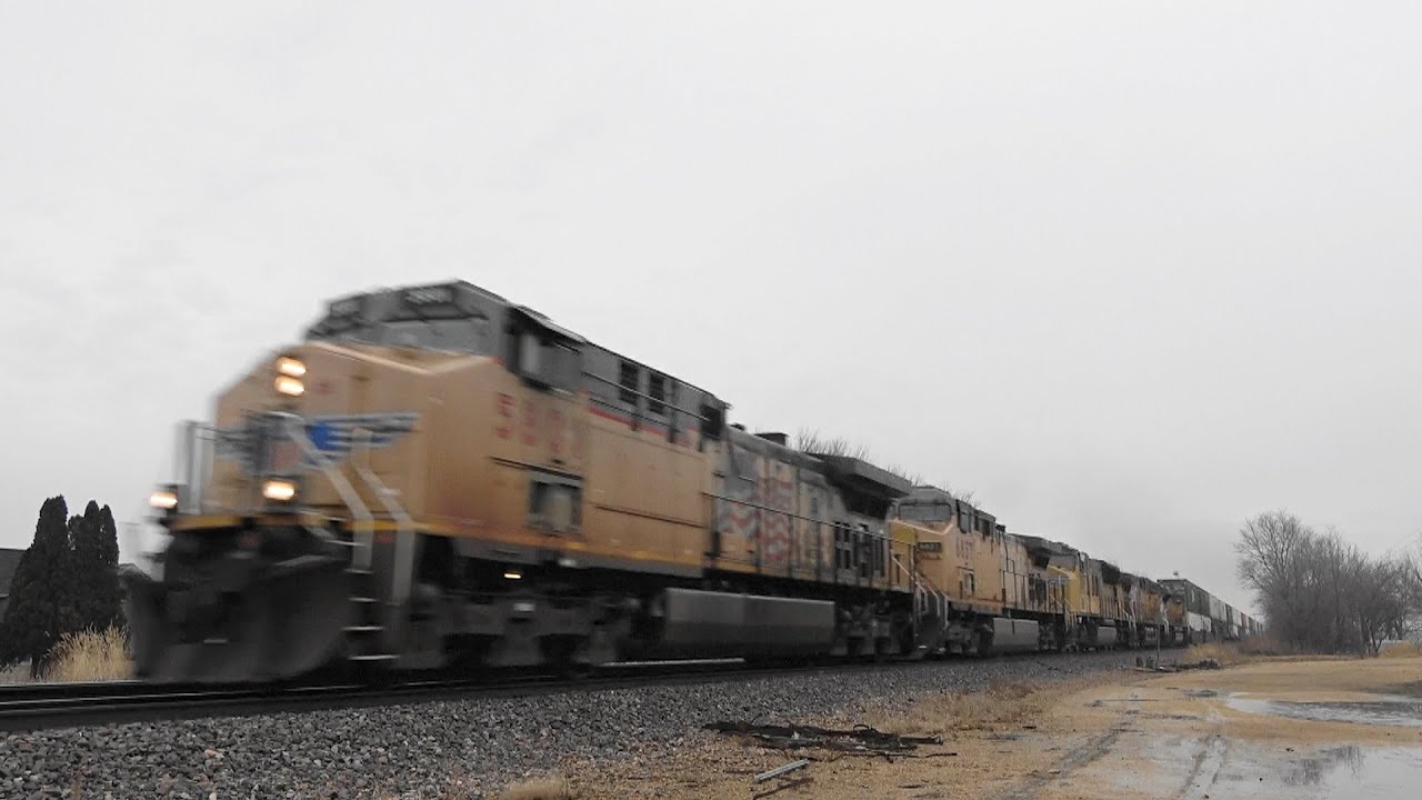Big Lashup Leads a UP Z-Train, Lo Moor, IA 1/1/23 - YouTube