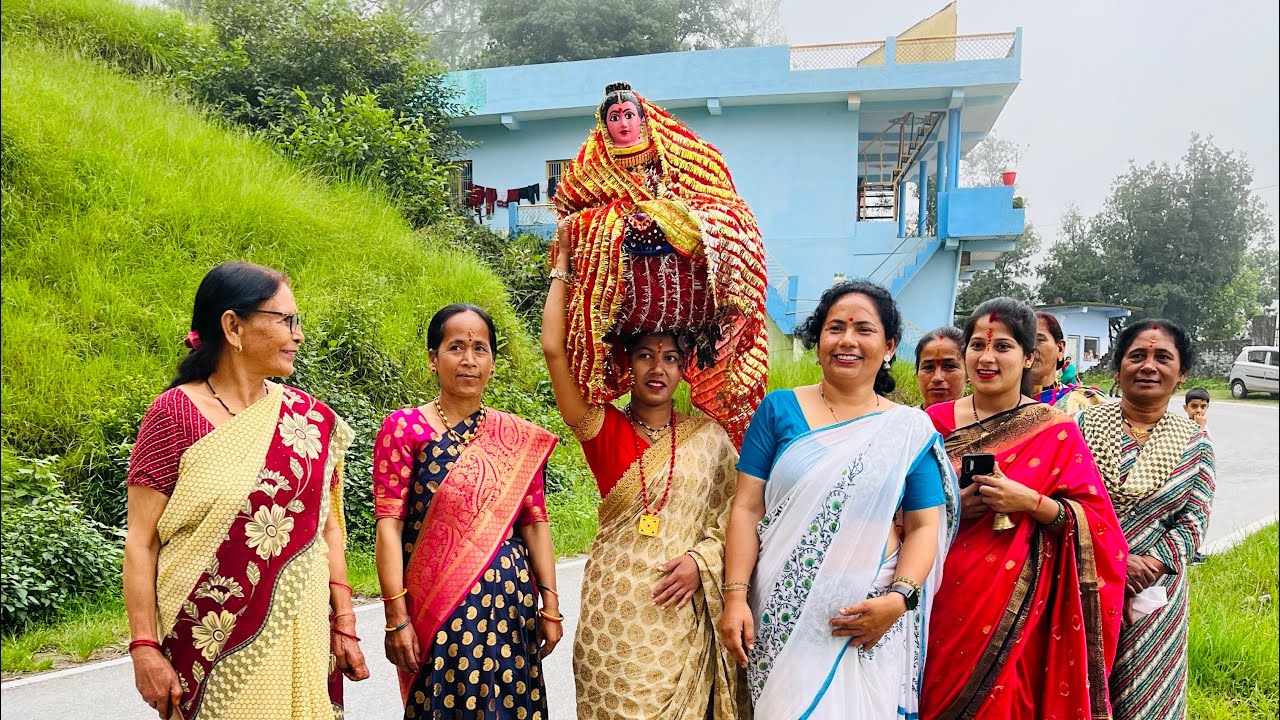 Aaj raste me gamra didi ke darshan#traditional Pahadi vlog Pushpa Bisht ...