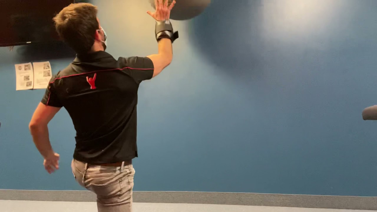Exercices de proprioception avec ballon + poids au poignet / Lancers au ...