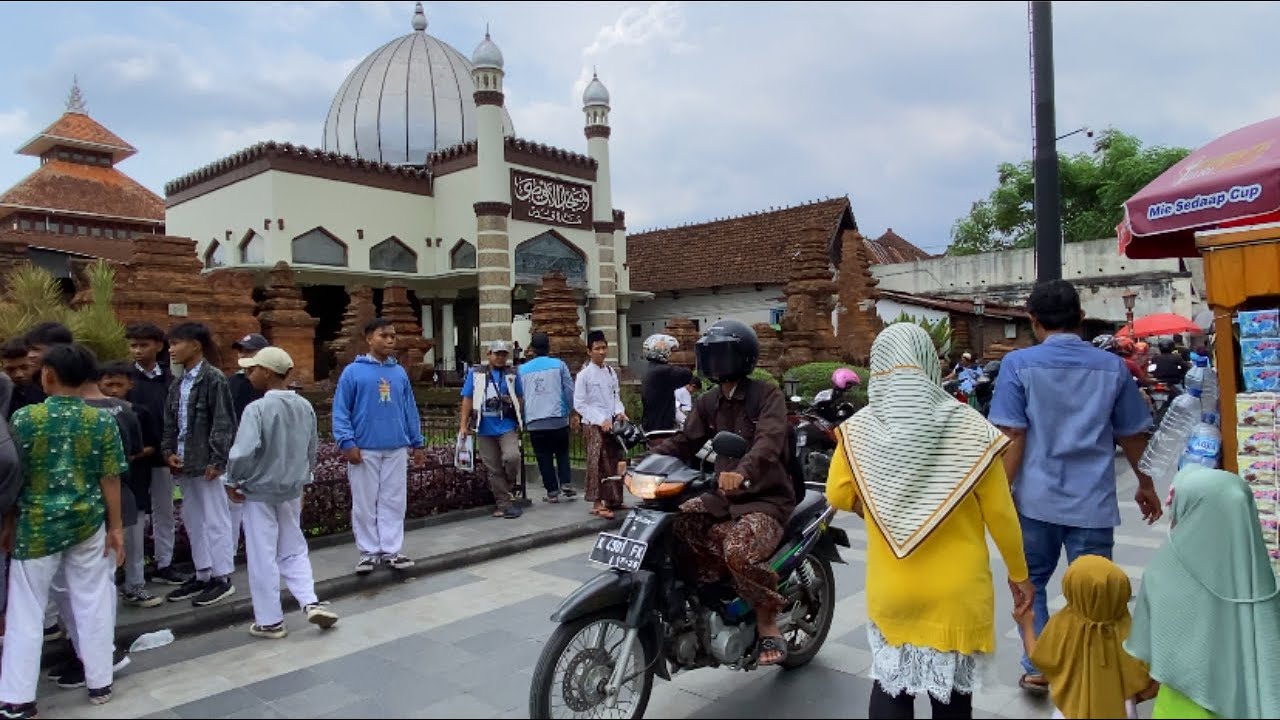 Take a walk in the mosque area of the kudus tower | Kudus City ...