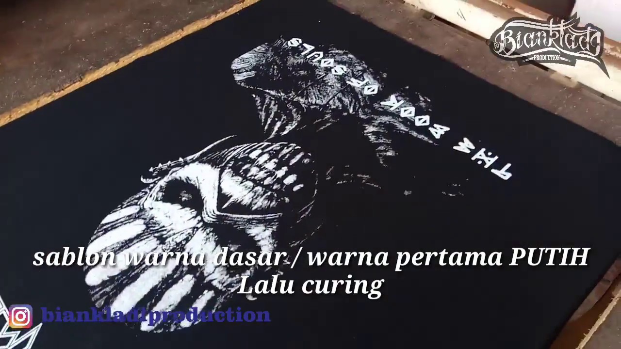 Tutorial sablon plastisol separasi 4 warna di bahan kaos hitam - YouTube