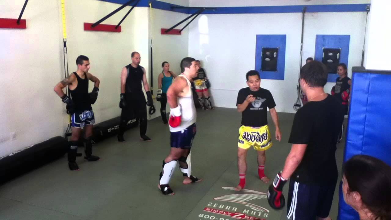 Muay Thai Inside and Outside Leg Kick Block and Counter - YouTube