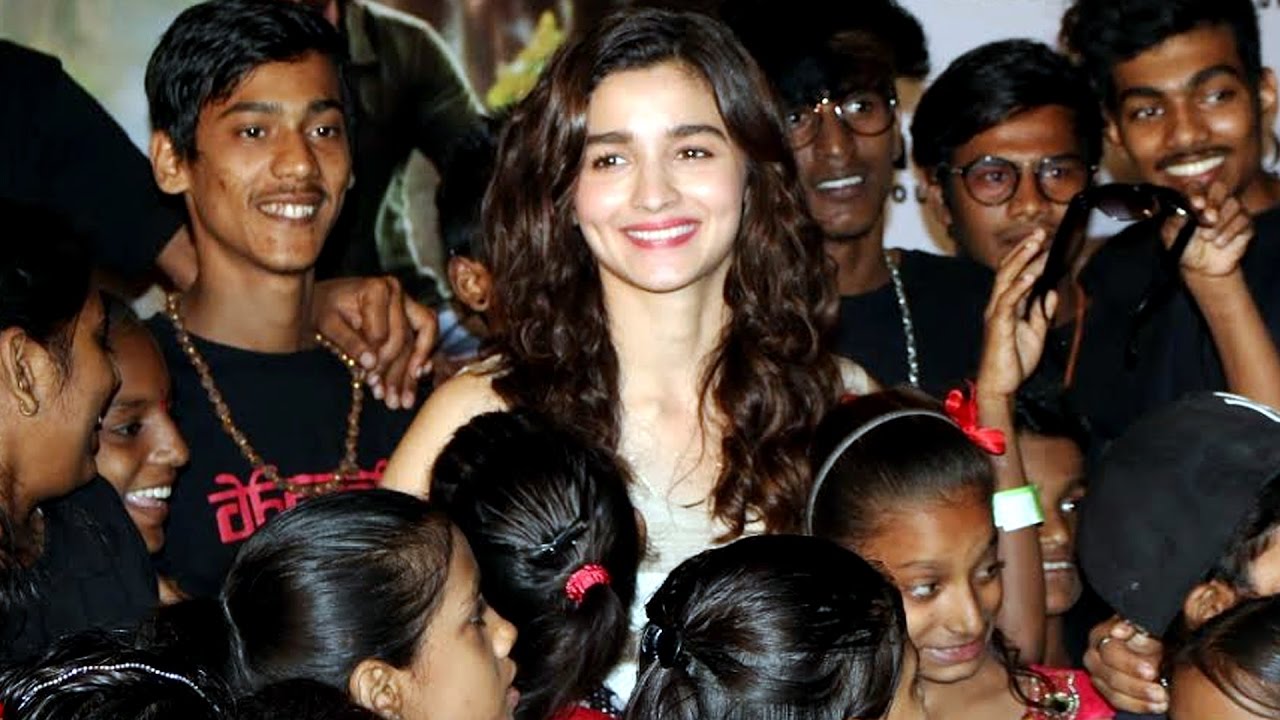 Alia Bhatt Celebrated Children’s Day With Dharavi Kids | Dear Zindgi ...