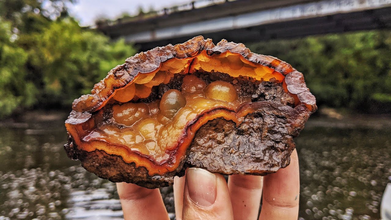 An Ancient Ocean Left Behind Crystals and Botryoidal Agate Inside ...