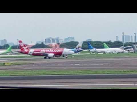 PlaneSpotting, JAKARTA -PNOM PHEM AIRASIA Airbus 320 Take Off Di ...