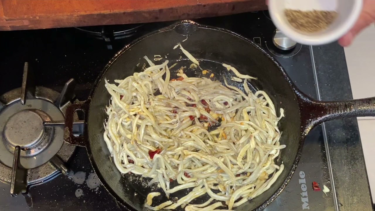 Angulas o Puyes al Pil Pil - YouTube