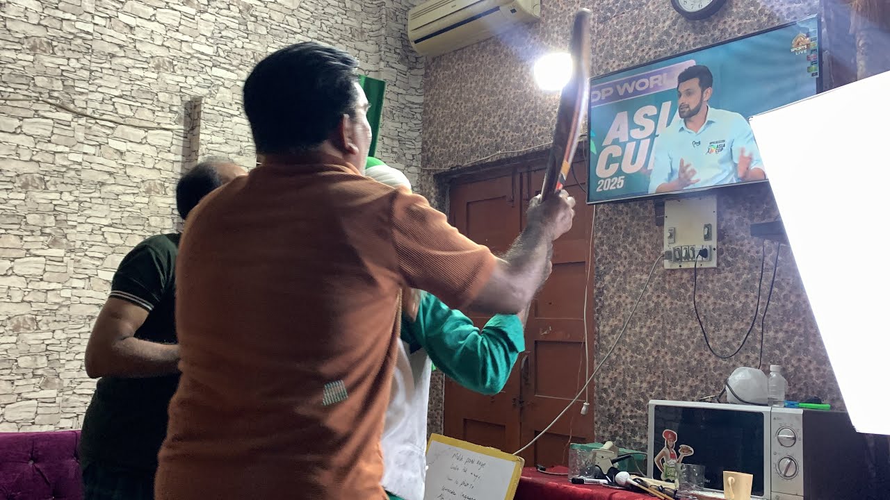 Pakistani 🇵🇰 angry fan broke his LED TV? - YouTube