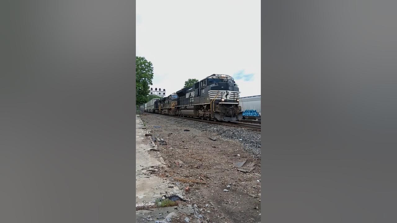 Fouled Horn? EMD SD70ACe "Flew thru x-ings" Norfolk Southern #1151 - #28r @rider22 - YouTube