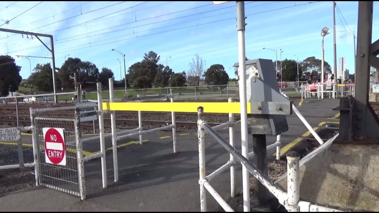 Beach St Pedestrian Level Crossing, Frankston - YouTube