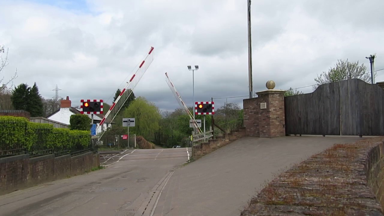 St Georges Level Crossing 14/04/2017 (1) - YouTube