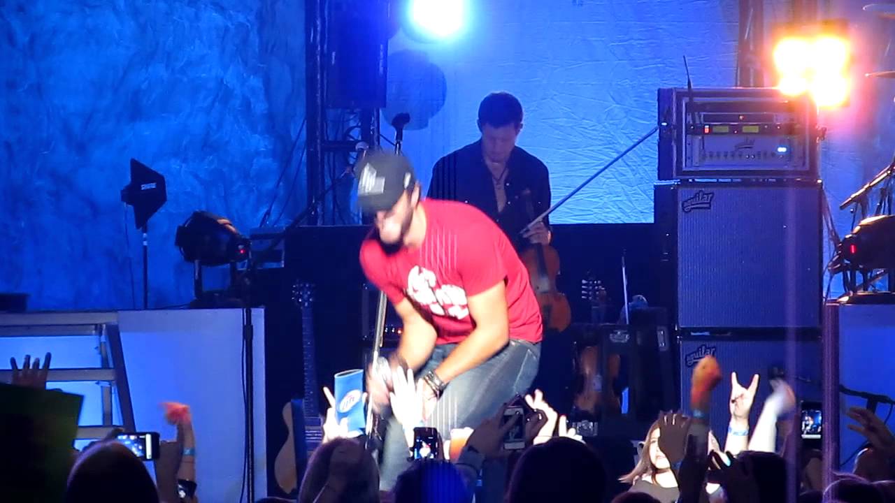 Luke Bryan shows "the move" - YouTube