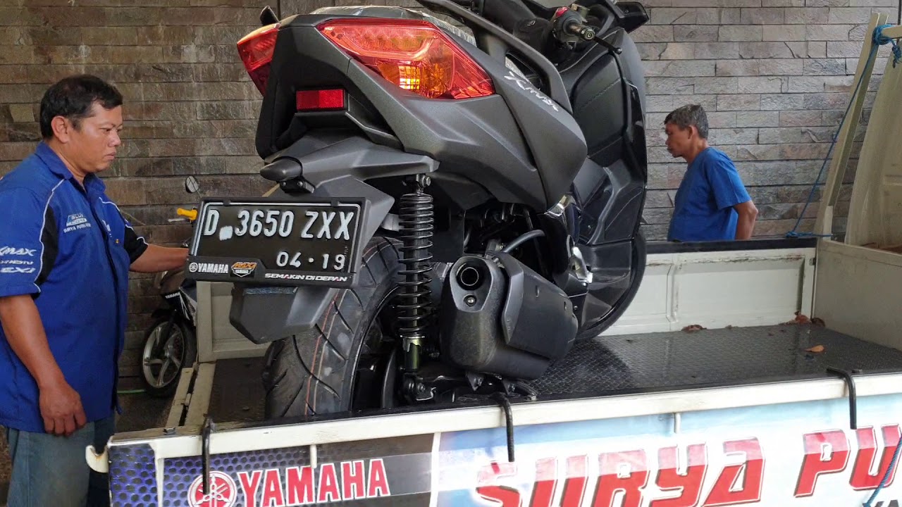 Delivery Yamaha Xmax Black Matte 2019 - YouTube