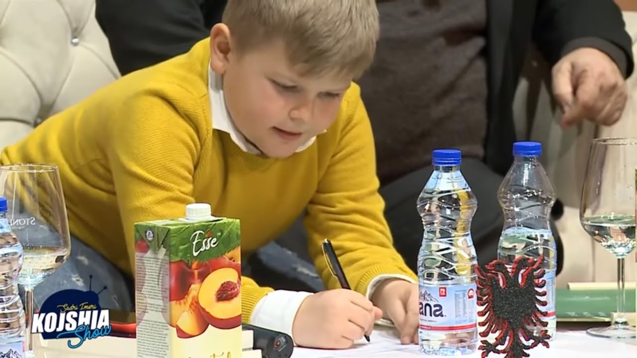 Gjeniu vogël që e di historinë e botës dhe flet 7 gjuhë - YouTube