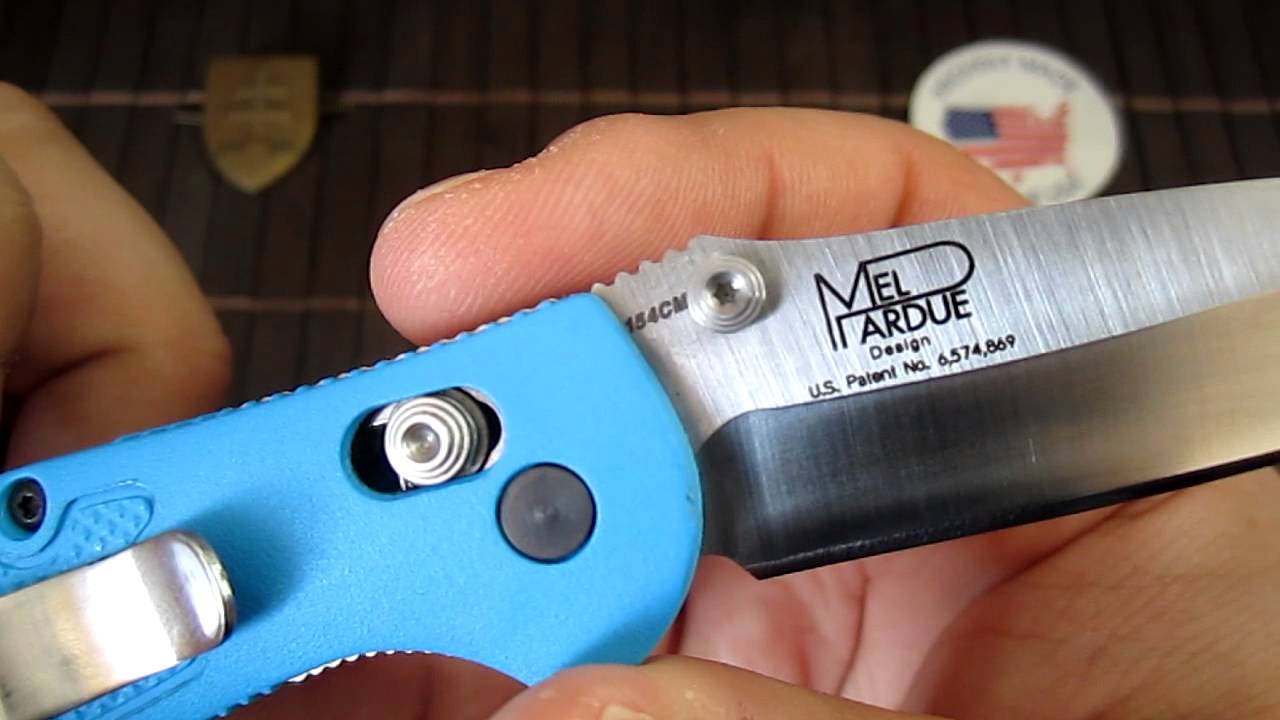 Benchmade Mini Griptilian 556-BLU - YouTube
