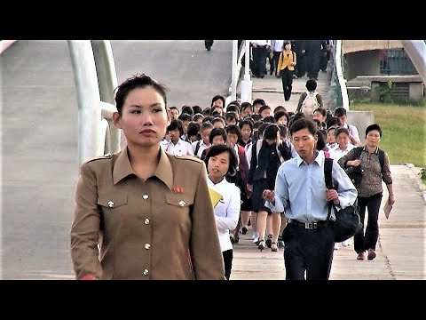 Pyongyang:People walking in the city-North Korea 北朝鮮 街を集団で歩く市民(平壌の世界062 ...