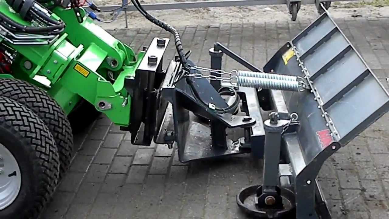 Avant 528 with floating attachment hook-up - YouTube