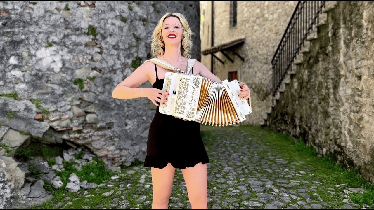 La Romana Tarantella con organetto - by Noemi Gigante - YouTube