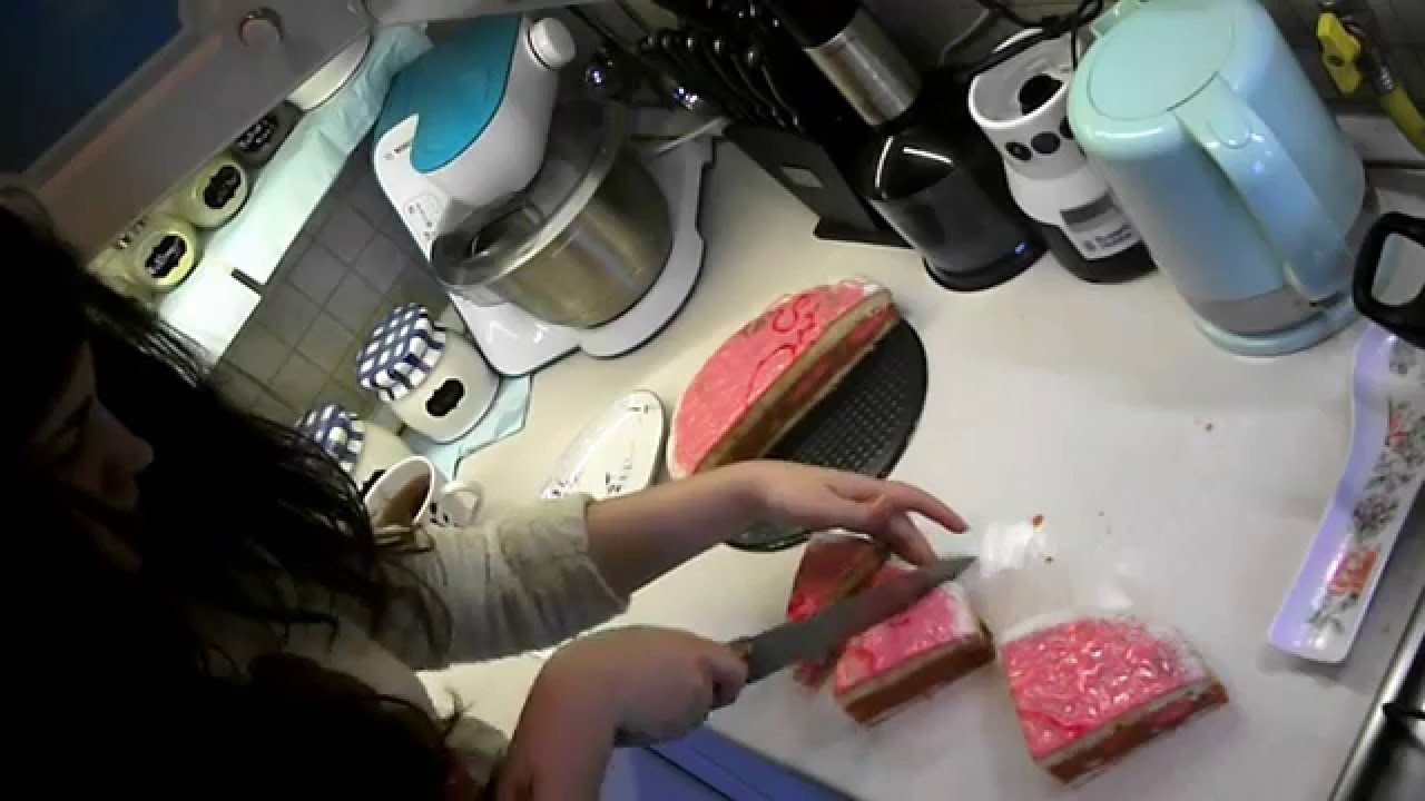 Slicing a Cake like a pro - YouTube