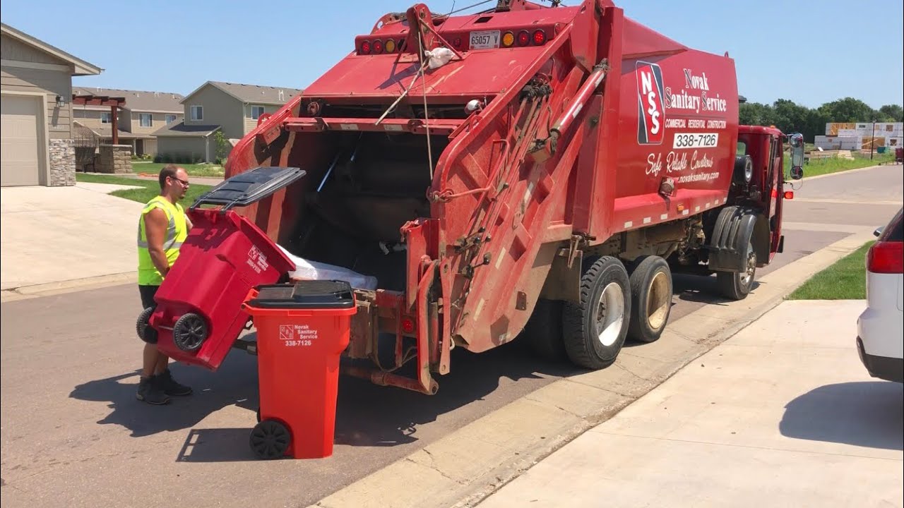 Novak Autocar Loadmaster RL Garbage Truck - YouTube