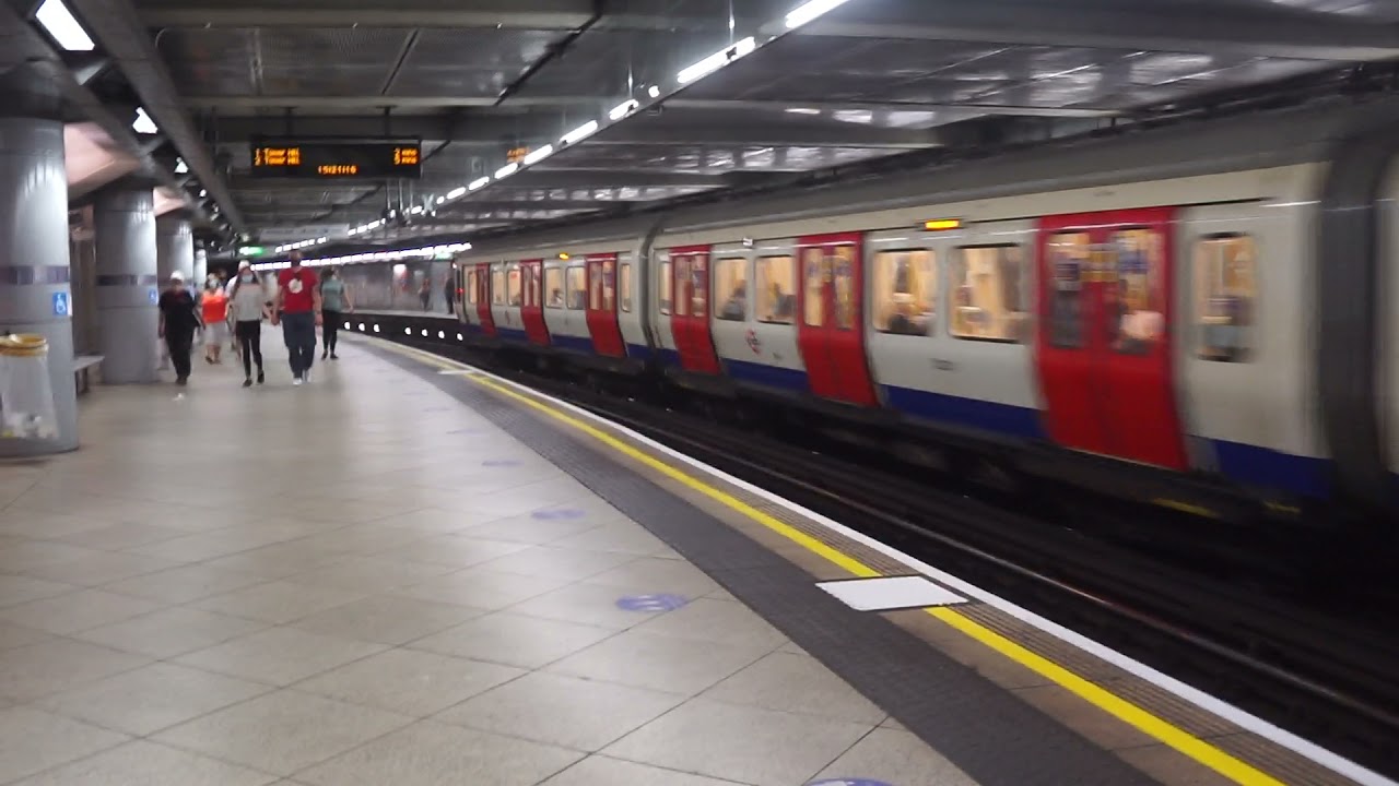 Westbound Train, Circle and District Line, Westminster Underground ...