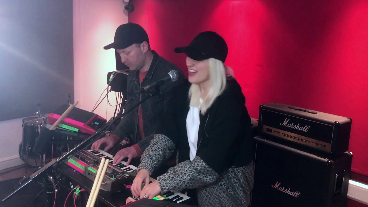 Esther Turner - Swayin' (Live) - YouTube