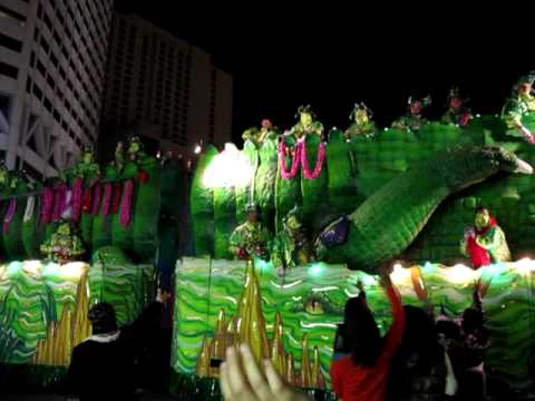 TravelBlogger.com at the Krewe Of Bacchus Mardi Gras Parade 2010 ...