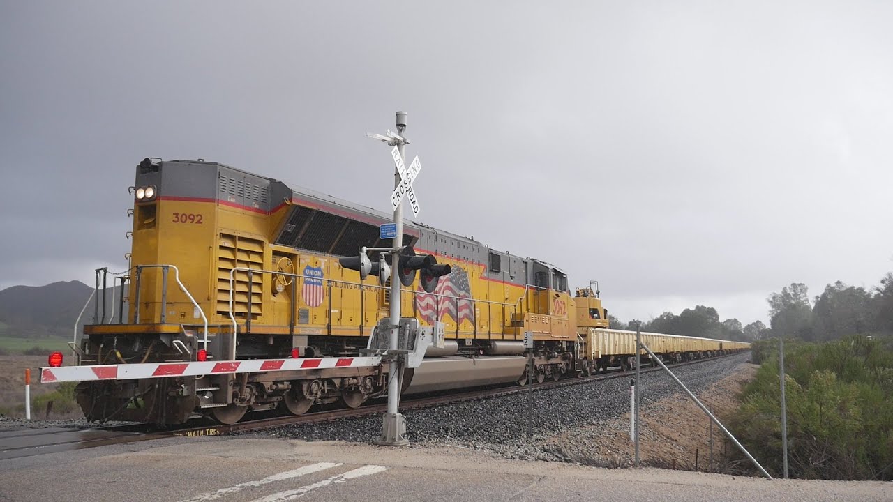 LONG HOOD FORWARD SD70AH-T4! UP Slot Machine work train, 1/16/23. - YouTube