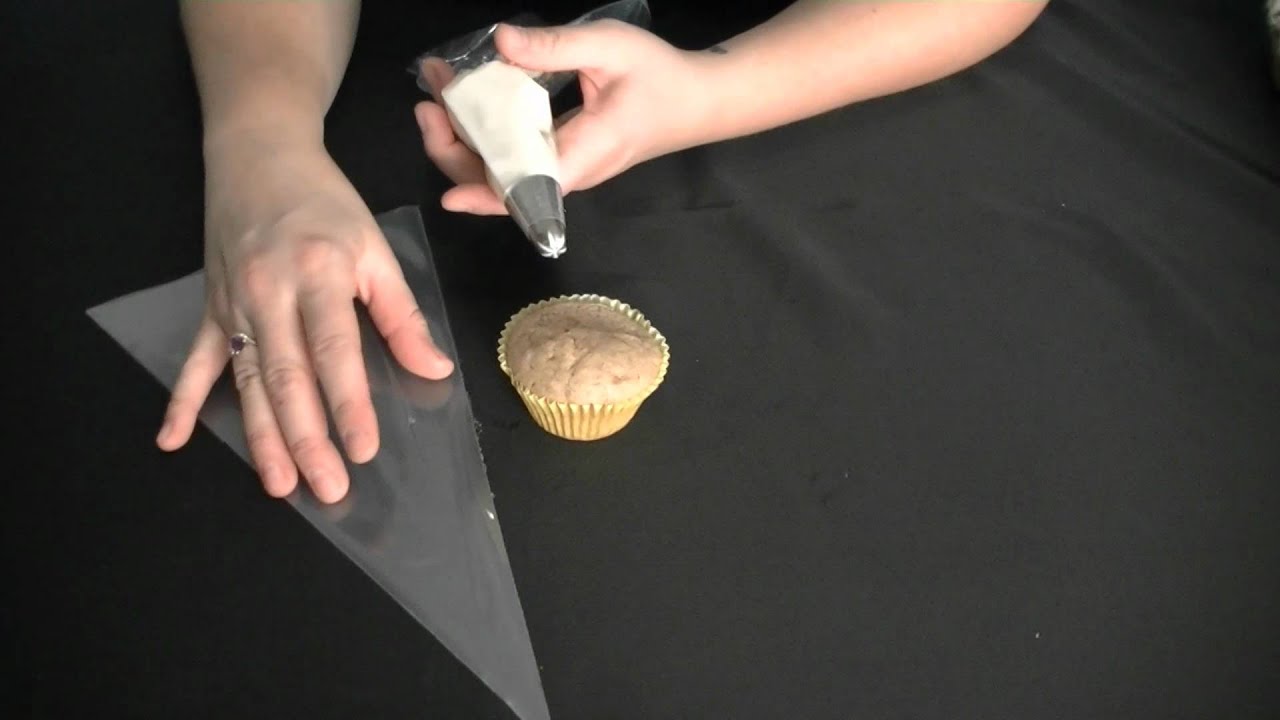 Frosting Icing A Cupcake Using A 2d Drop Flower Decorating Tip Youtube