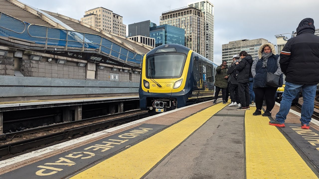 701037 departs London Waterloo with tones 11/01/2024 - YouTube