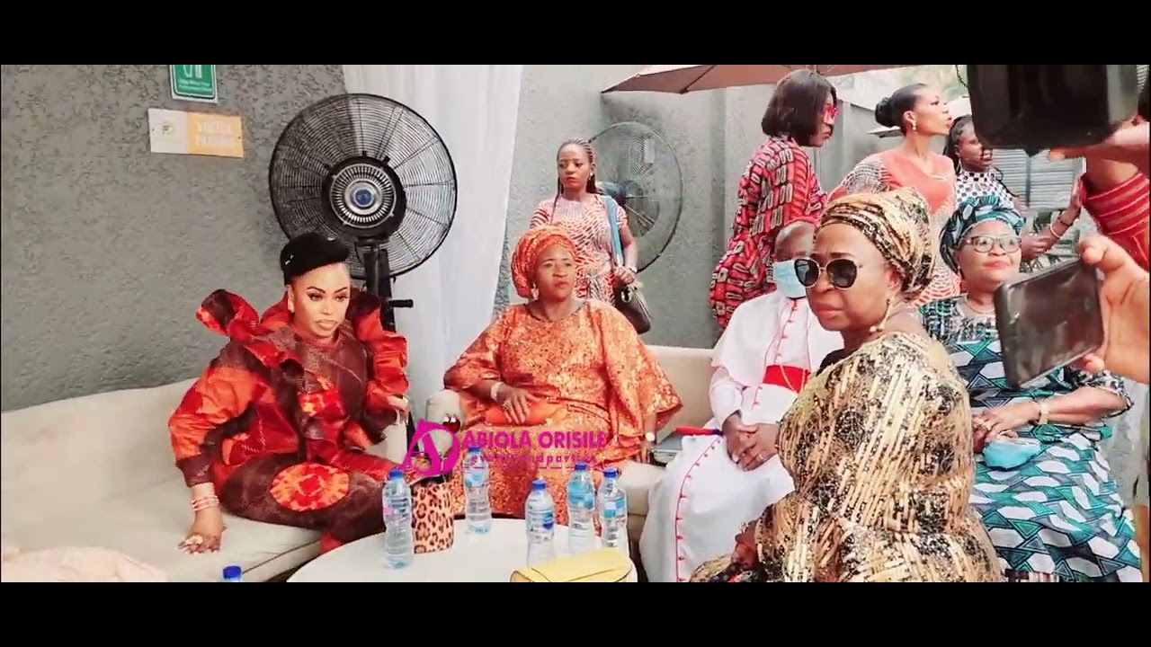 Adetubus Twins all grown up, as Yeye Temitope Adebutu Steps with Her ...
